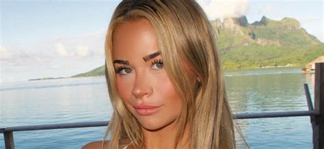 Emily Elizabeth In Tiny Bikini Shows Fans Her Winky Face
