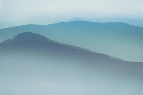 안개 낀 산 언덕 풍경입니다 산과 골짜기에서 안개 층의 보기 0명에 대한 스톡 사진 및 기타 이미지 0명 가을 거리가 먼 Istock