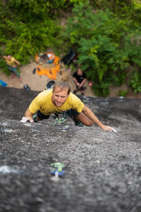 결단 기술 기어 끈기 남자 단단한 돌 댔다 등반가 등산 모래 모험 바위 얼굴 수직 쐈어 숲 배경 스포츠 스포츠맨 실외 활동 실외기 암벽 등반