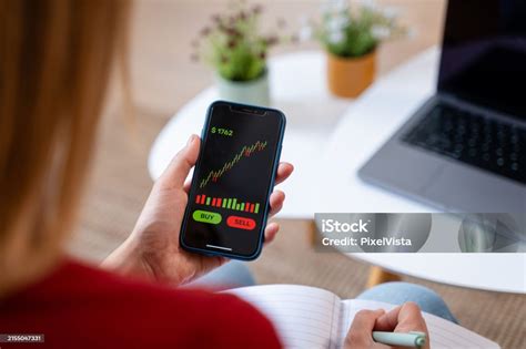 모바일 앱을 사용하여 눈에 보이는 그래프 표시기와 매수 매도 옵션이 있는 주식 거래 휴대용 통신 기기에 대한 스톡 사진 및 기타 이미지 휴대용 통신 기기 휴대전화