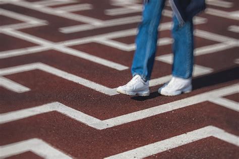 사람 발 다리가 갇혀 미로 미로에서 탈출및 출구를 찾으려고 노력하는 모습 문제에 대한 해결책을 찾는 개념 미로찾기에 대한 스톡 사진 및 기타 이미지 Istock