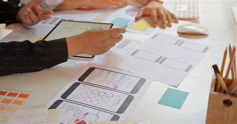 웹 사이트 Ux Ui 앱 개발을 그리는 팀 디자이너의 크롭 샷 사진 Unsplash의 보고 이미지