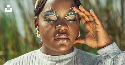 녹색 눈가리개를 쓴 여성이 사진을 위해 포즈를 취하고 있다 사진 Unsplash의 무료 나이로비 이미지