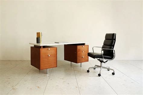 앤더슨씨 갤러리 And 가구거래소 허먼 밀러와 조지 넬슨의 디자인을 사랑하는 분들이라면 이 가구를 보고 분명 감탄하게 될 거예요 넬슨의 디자인임에도 불구하고 유독