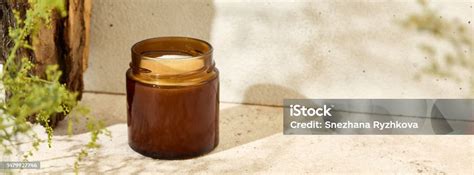 항아리에 향기로운 양초가있는 미적 구성 자연 스타일의 모형 콩 왁스 양초 나무 껍질이있는 수제 양초 유리에 콩 왁스에서 수제 스파 제품 갈색에 대한 스톡 사진 및 기타