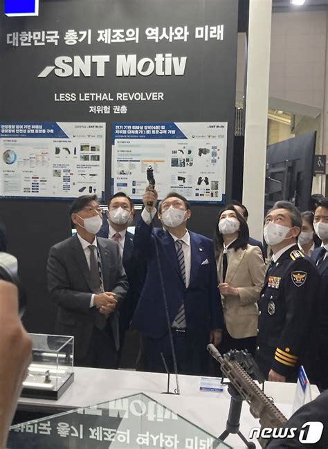 Strv9 저위험 권총 격발해보는 윤 대통령