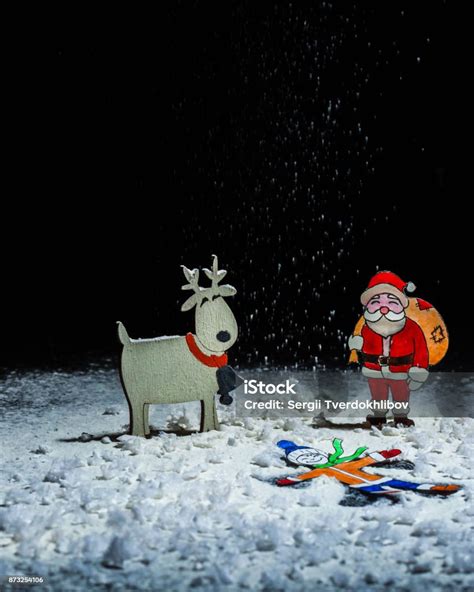 종이 눈 천사 산타 클로스와 사슴의 숫자 손으로 만든 종이 입상 엽서에 대 한 빈 값 12월에 대한 스톡 사진 및 기타 이미지 12월 1월 개성 개념 Istock