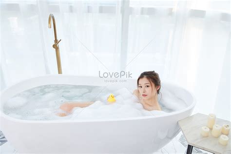 욕조에 누워 거품 목욕을하는 아름다운 아가씨 사진 무료 다운로드 Lovepik
