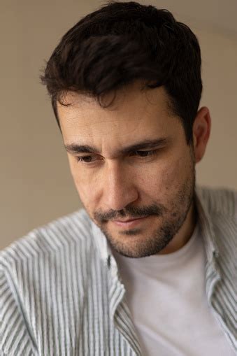 진지한 표정을 짓고 사색하며 아래를 바라보는 사려 깊은 남자의 클로즈업 초상화 30 39세에 대한 스톡 사진 및 기타 이미지 30 39세 갈색 머리 걱정하는 Istock