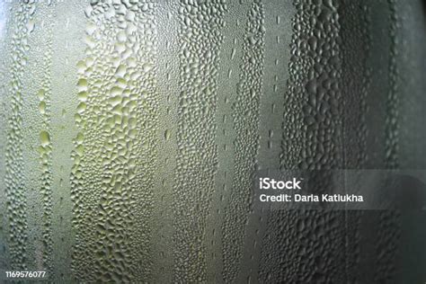 증기로 찐 투명 유리 물의 응축과 흥미로운 빛 조명과 광택전체 표면에 뜨거운 물 방울 0명에 대한 스톡 사진 및 기타 이미지 0명 Y자형 목걸이 금속 Istock