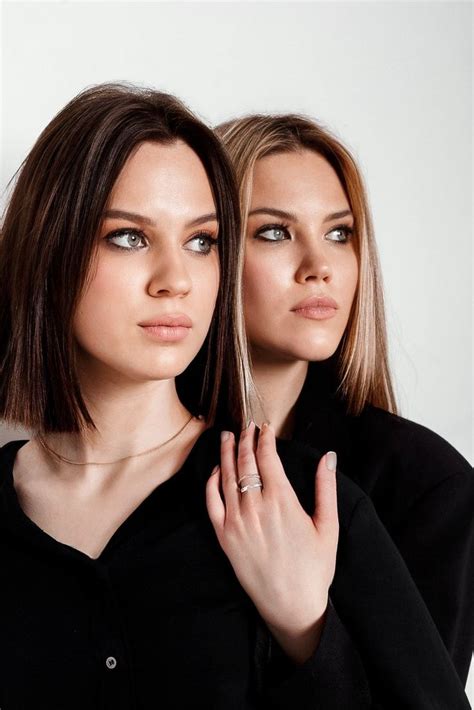 Две сестры Семейные портреты Позы моделей Портретные позы выпускников