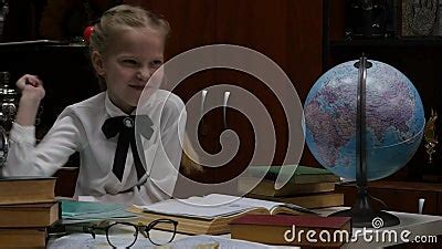 Schulm Dchen Das Hausarbeit Kleines Blondes M Dchen Zu Hause Studing