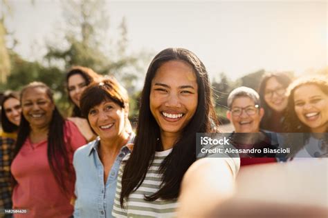다양한 인종을 가진 행복한 다세대 여성들이 공원에서 스마트폰 카메라로 셀카를 찍는 재미를 느낀다 여성 권한 부여 개념 가족에 대한 스톡 사진 및 기타 이미지 Istock