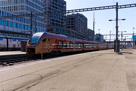 스위스 기차역에서 밝은 햇빛 아래 Südostbahn 철도 회사 유형 Traverso의 현대 기차의 감소하는 전망 0명에 대한 스톡 사진 및 기타 이미지 Istock