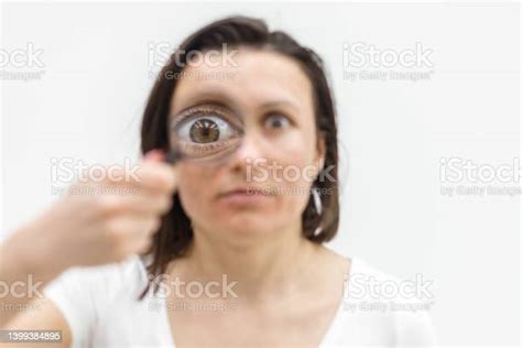 돋보기를 가진 건조한 피부를 가진 여자의 사진을 닫습니다 건강관리와 의술에 대한 스톡 사진 및 기타 이미지 건강관리와 의술 건조한 검정 머리 Istock
