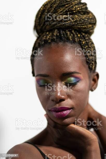흰색 바탕에 아름 다운 아프리카 여자의 클로즈업 초상화 땋은 머리에 대한 스톡 사진 및 기타 이미지 땋은 머리 20 29세 건강관리와 의술 Istock