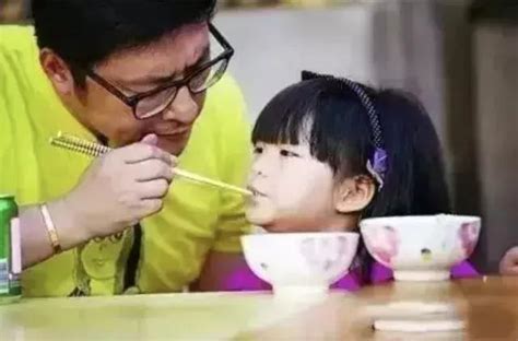 不要忽视小孩餐桌吃饭习惯，一堂很好的餐桌行为课