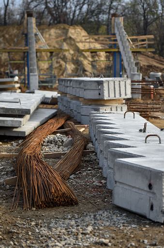 건설 현장에서 철근 및 콘크리트 슬래브를 보강하는 디테일 강철에 대한 스톡 사진 및 기타 이미지 강철 개발 건설 산업 Istock