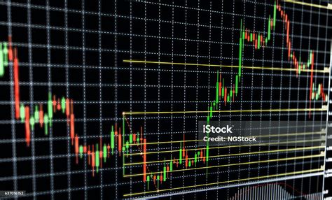 모니터 투자 개념의 피보나치 되돌림 지표가 있는 주식 차트 0명에 대한 스톡 사진 및 기타 이미지 0명 그래프 금융 Istock