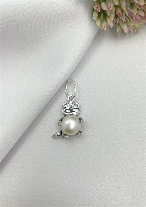 Срібний підвісок котик із натуральною перлиною — ціна 522 грн у каталозі Підвіски Купити