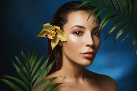 ヌード写真ファッションスタイル自然の美花で裸の女性ポートレート 無料の写真