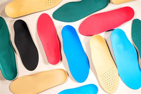 정형 외과 깔창은 나무 표면에 줄지어 있습니다 다른 정형 외과 깔창의 샘플 코팅의 다양한 깔창 안창에 대한 스톡 사진 및 기타 이미지 Istock