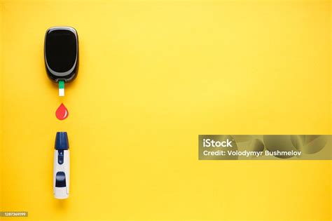 텍스트 공간이있는 노란색 배경에 디지털 글루코프터와 랜싯 펜 당뇨병 개념 혈당 측정기 건강관리와 의술에 대한 스톡 사진 및 기타 이미지 건강관리와 의술 노랑 당뇨병