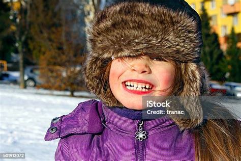 귀여운 여자아이 미소 In 강설 모피가 있는 모자 화창한 동절기의 12월에 대한 스톡 사진 및 기타 이미지 12월 1월