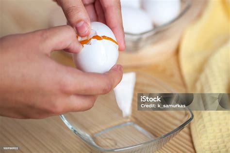 배경에서 여자 손 달걀 흰 자 위 및 노른자위를 분리 하는 달걀을 깨고 달걀 껍질 계란 노른자에 대한 스톡 사진 및 기타 이미지