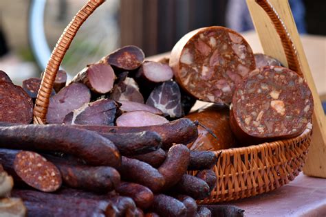 무료 사진 수 제 고기 살라미 소시지 소시지 고리 버들 세공 바구니 음식 콩 음료 갈색 나무