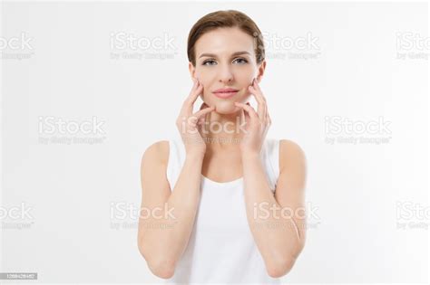 젊은 아름다운 여자 감동 깨끗 한 신선한 얼굴 피부 안티 에이징 컨셉 얼굴 치료 미용 미용 및 스파 흰색으로 분리 25 29세에 대한 스톡 사진 및 기타 이미지 Istock