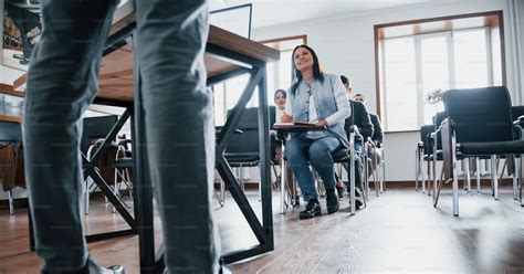 군중과의 적극적인 대화 낮에 현대 교실에서 비즈니스 회의에 참석한 사람들 사진 Unsplash의 실내 이미지