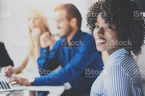 아프로 미소와 예쁜 아프리카 계 미국인 비즈니스 여성의 초상화 20 24세에 대한 스톡 사진 및 기타 이미지 20 24세 교육 금융 Istock