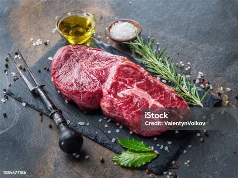 생 등심 스테이크 또는 허브와 향신료와 쇠고기 스테이크 0명에 대한 스톡 사진 및 기타 이미지 0명 갈비 음식 고기 Istock