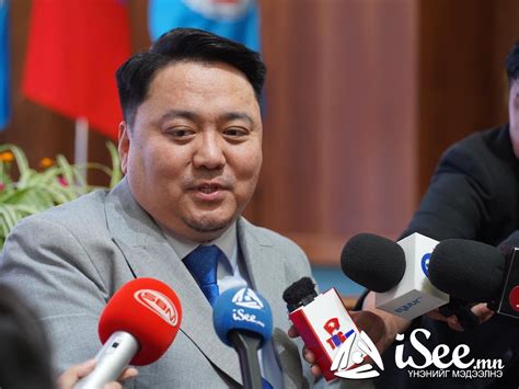 Ж Баясгалан Төрийн ордны их танхимын тайзан дээр гишүүний үнэмлэхээ авч чадсангүй нь