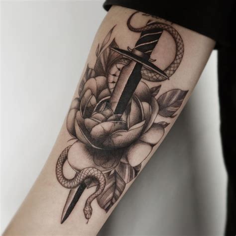 타투어때 시엔 타투 커버업 타투 칼 꽃 뱀