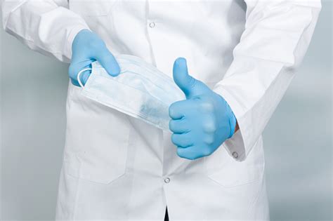 감염 방지를 위한 의료용 얼굴 마스크로 의사의 손을 닫습니다 건강 진단에 대한 스톡 사진 및 기타 이미지 건강 진단 건강관리와 의술 검사 보기 Istock