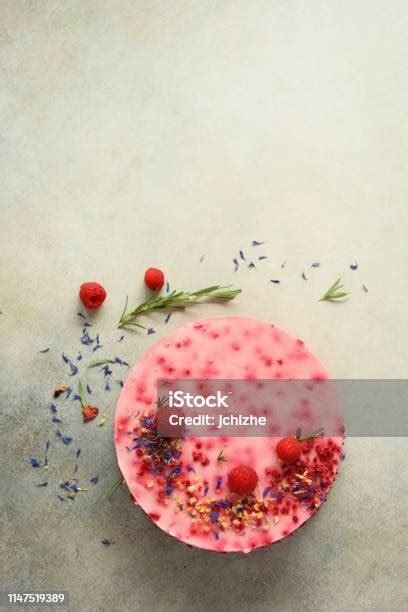 신선한 딸기 로즈마리 및 회색 콘크리트 배경에 건조 한 꽃과 함께 맛 있는 라즈베리 케이크 텍스트의 공간을 복사 합니다 채식주의자 비 건 식품 컨셉 개념에 대한 스톡 사진