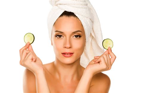 젊은 아름다운 여자 포즈 와 조각 의 오이 에 그녀의 손 에 화이트 배경 갈색 머리에 대한 스톡 사진 및 기타 이미지 갈색 머리 메이크업 화장품 몸 가꾸기 Istock