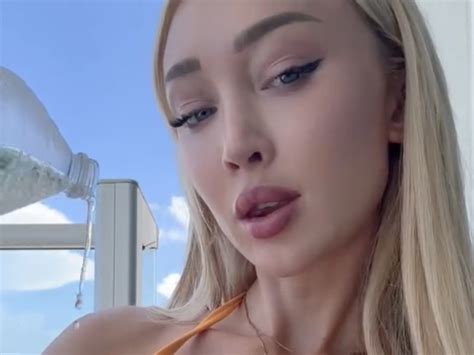 Frances Bentley The Stunning Blonde Diva Wasting Water Is Somehow A Delicious Thirst Trap