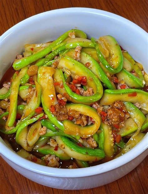 【肉末西葫芦的做法步骤图，肉末西葫芦怎么做好吃】今天脸又圆了呢下厨房