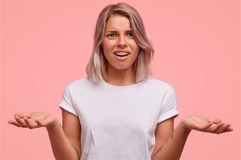 Portrait De Jeune Femme Blonde Photo Gratuite