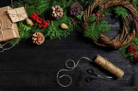 그들의 자신의 손으로 크리스마스 장식 제조 업체입니다 크리스마스 휴가 대 한 화 환입니다 새 해 축 하입니다 상위 뷰 0명에 대한 스톡 사진 및 기타 이미지 Istock