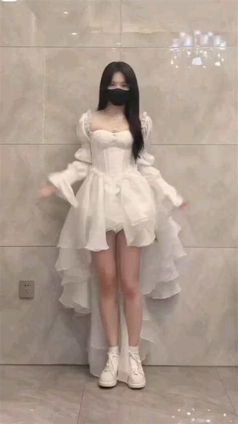 نمیدونم رو دنس اهنگش یا لباسش باید کراش زد🎻🐻 Cute Outfits Pretty Dresses Dresses