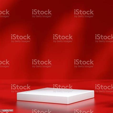 그림자가 있는 빨간 방의 흰색 연단 화장품 또는 기타 제품을 나타냅니다 3d 렌더링 빨강에 대한 스톡 사진 및 기타 이미지