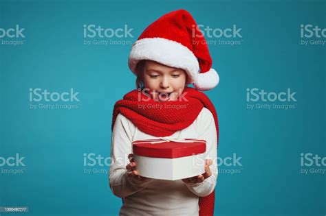 산타 크리스마스 모자와 빨간 스카프를 입은 아이 하트 모양의 선물 상자를 들고 8 9 살에 대한 스톡 사진 및 기타 이미지 8 9 살 겨울 공휴일 Istock