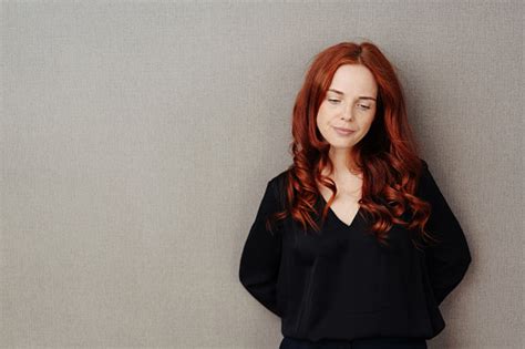 슬픈 사려 깊은 여자와 다운 캐스트 표현 빨간 머리에 대한 스톡 사진 및 기타 이미지 빨간 머리 젊은 여자 한 명의 여자만 Istock