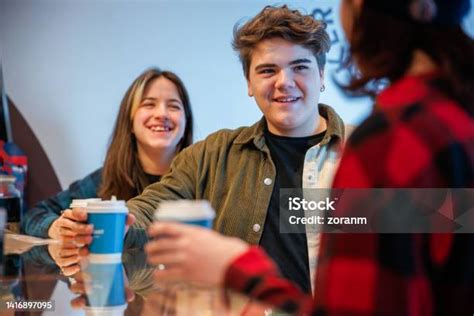 십대 소년이 카페테리아의 카운터에서 여자 친구들과 이야기하는 것 14 15 살에 대한 스톡 사진 및 기타 이미지 14 15 살 3 명 Z세대 Istock