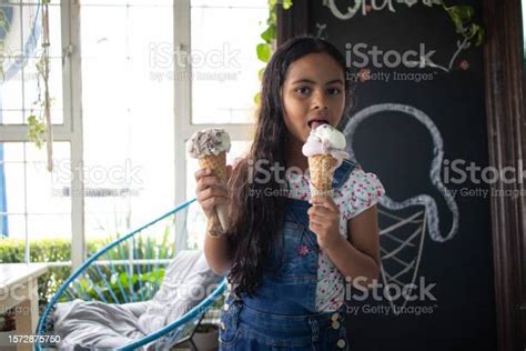 아이스크림을 먹는 귀여운 히패닉 아이 소녀 아이스크림 가게에서 젤라토를 들고 웃고 있는 쾌활한 라틴 아이 건강에 좋지 않은 음식에 대한 스톡 사진 및 기타 이미지 Istock