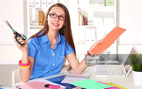 집에서 태블릿을 사용하여 노트북에서 작업하는 젊은 그래픽 디자이너 공예에 대한 스톡 사진 및 기타 이미지 공예 기업 재무와 산업 노트북 Istock